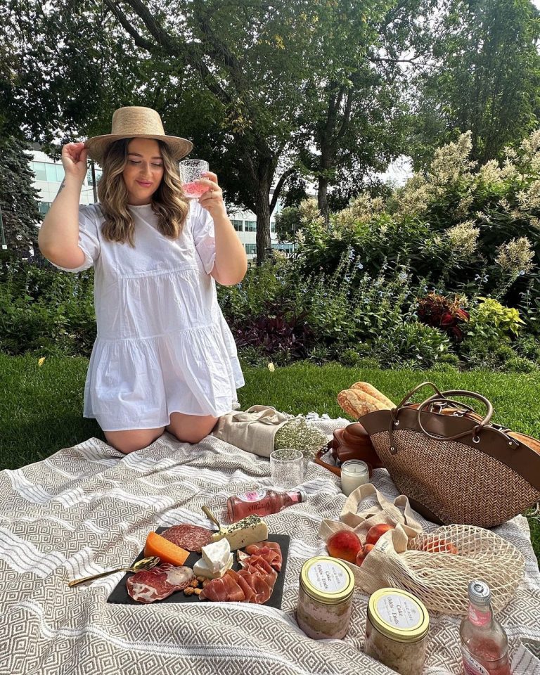 25 Super Cute Picnic Outfit Ideas You’ll Want to Copy